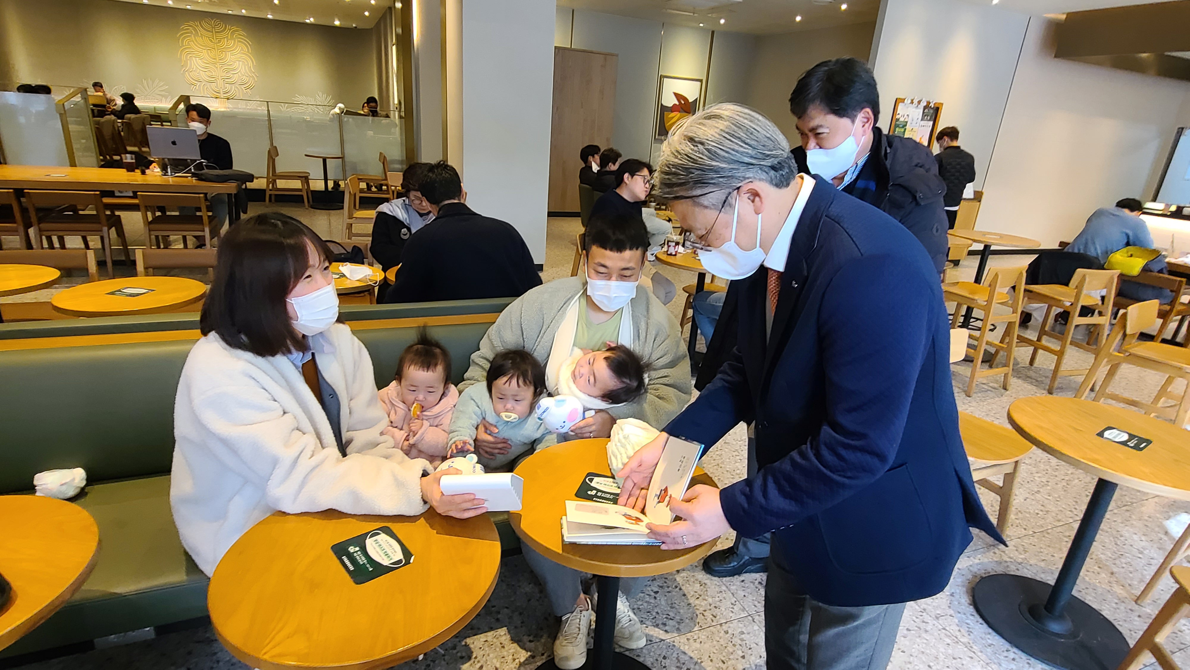 포스코, 다섯 쌍둥이 군인 부부와 1년 만에 재회… 0.0000024% 확률이 이어준 소중한 인연 이어가 – 포스코그룹 뉴스룸